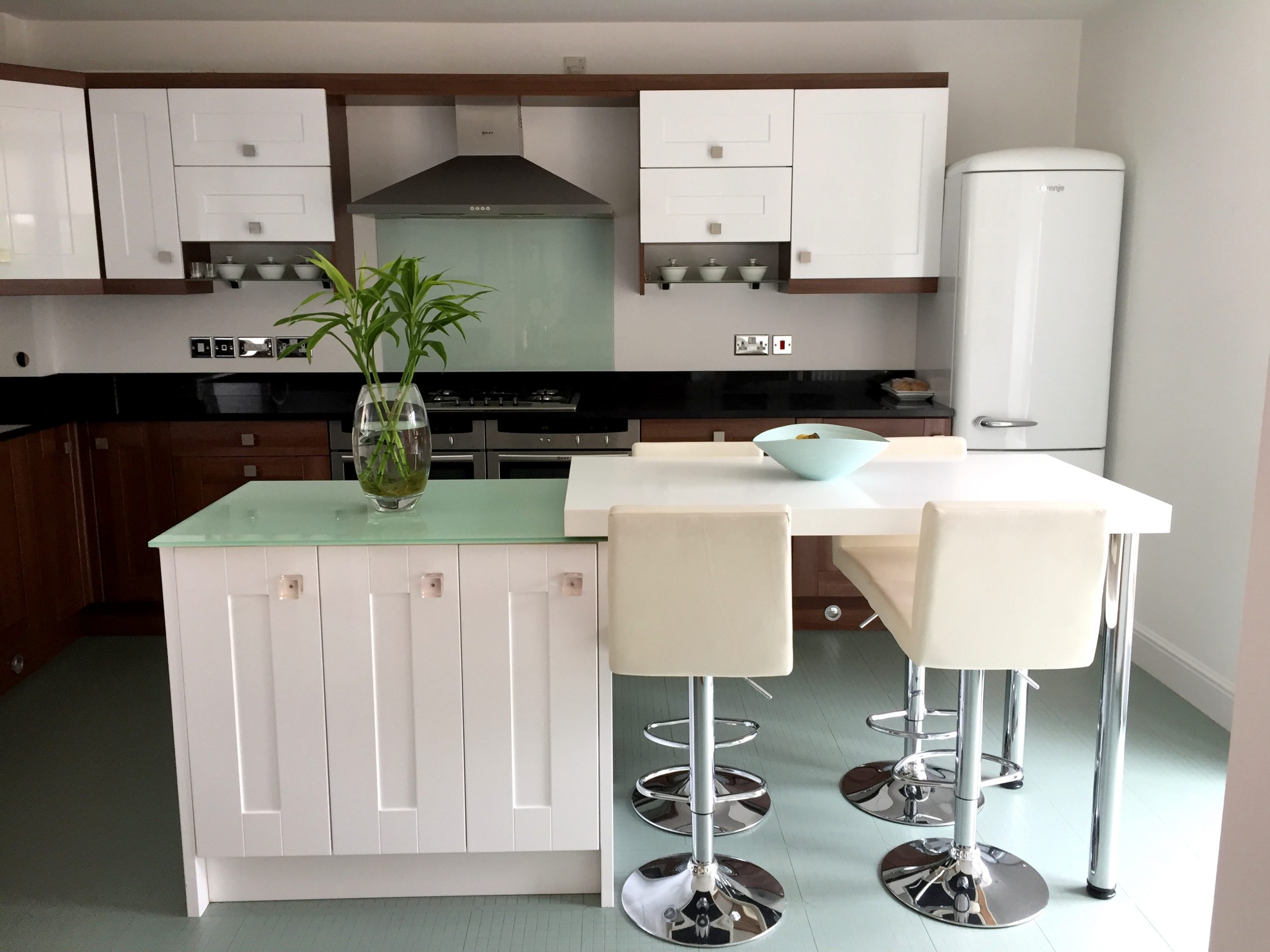 Approx 6yr Old Chippendale Kitchen, Island, Breakfast Bar, Worktops and ...