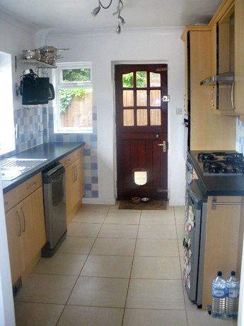 Approx 7,5yrs old kitchen units with appliances
