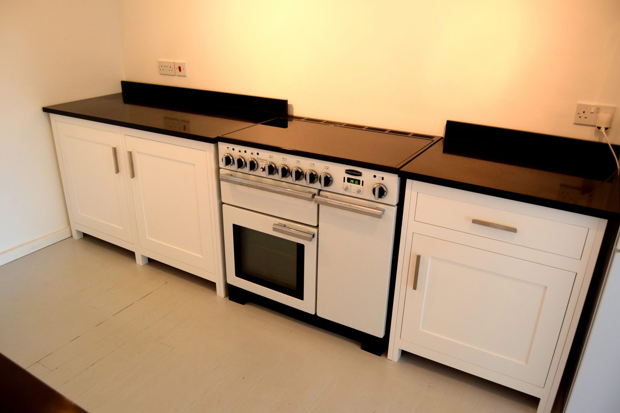 Freestanding Fired Earth Kitchen | The Used Kitchen Company
