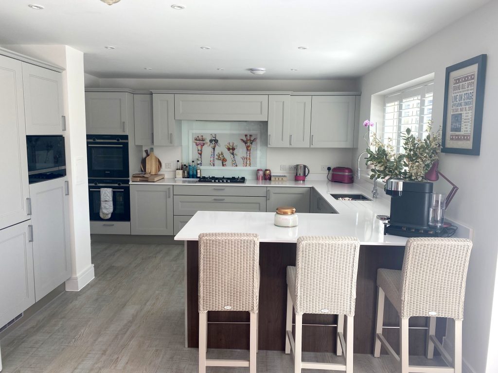 Commodore Kitchen With Utility Room | The Used Kitchen Company