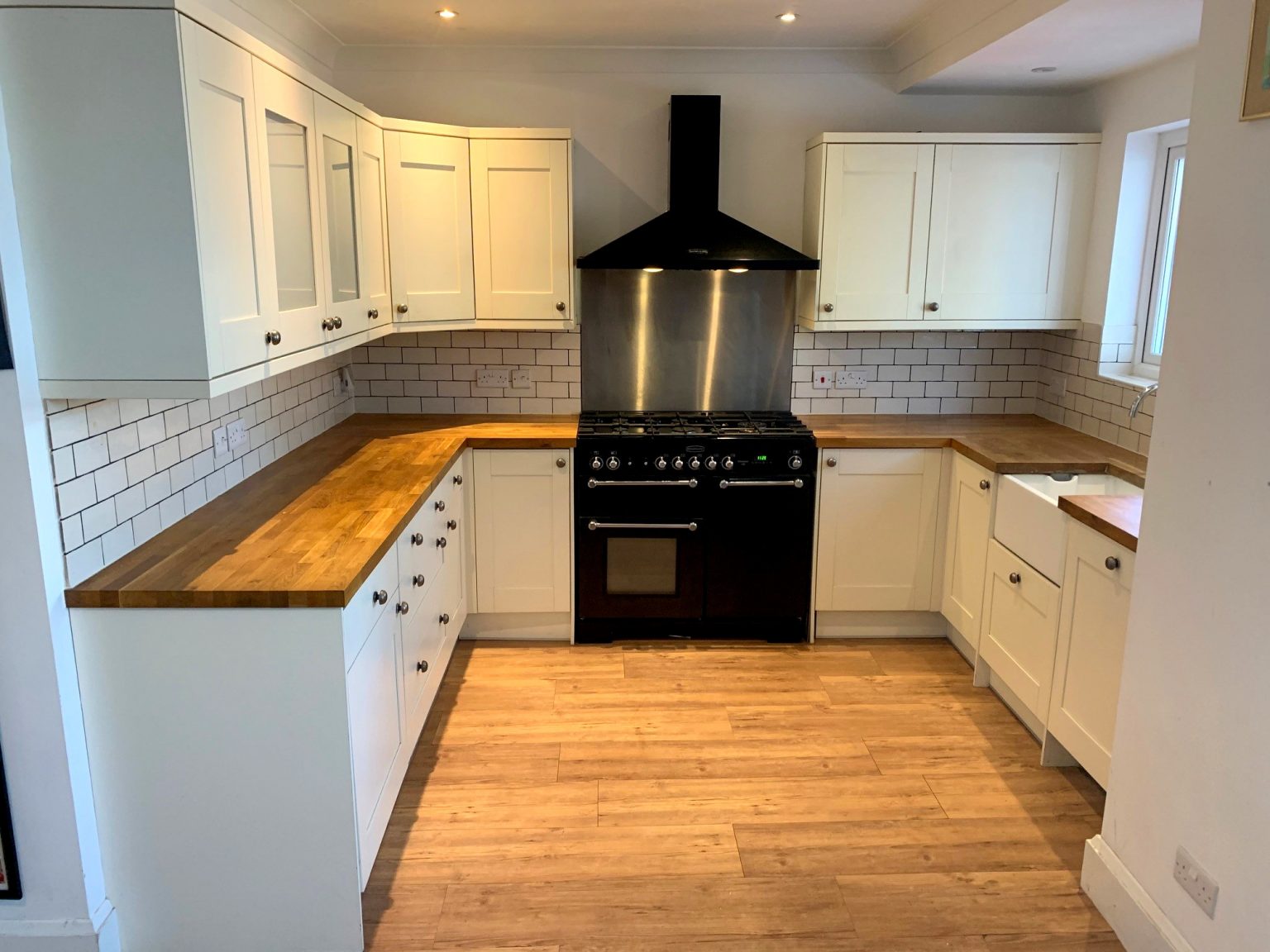 Magnet Tatton Kitchen with Oak Worktops and Rangemaster Cooker - Used ...