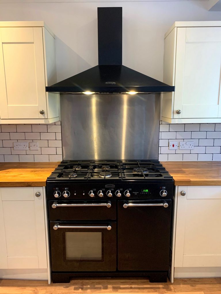 Magnet Tatton Kitchen with Oak Worktops and Rangemaster Cooker - Used ...