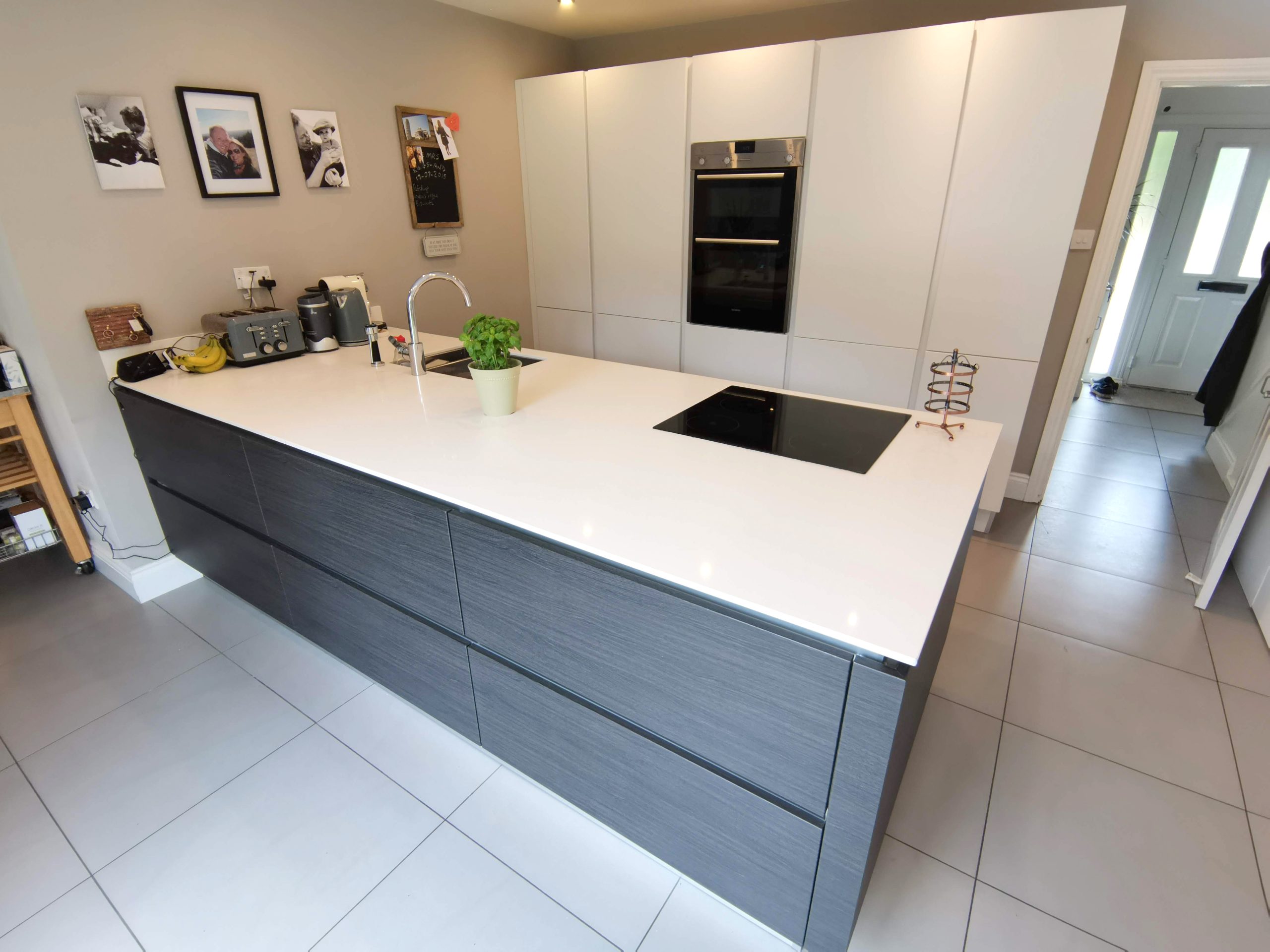 Cesar Kitchen With Island, Quartz Worktops and Appliances - Used - The ...