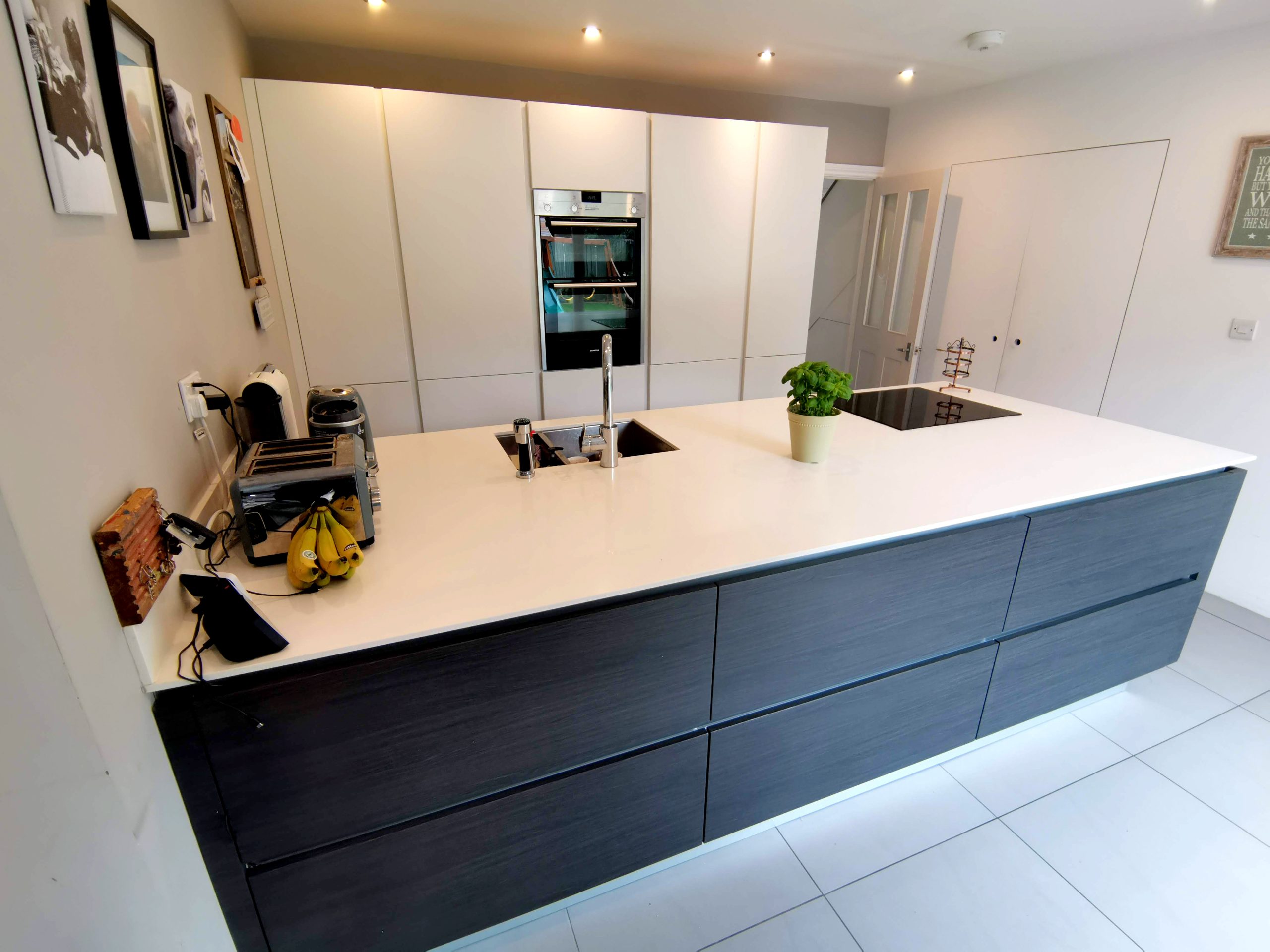 Cesar Kitchen With Island, Quartz Worktops and Appliances - Used - The ...