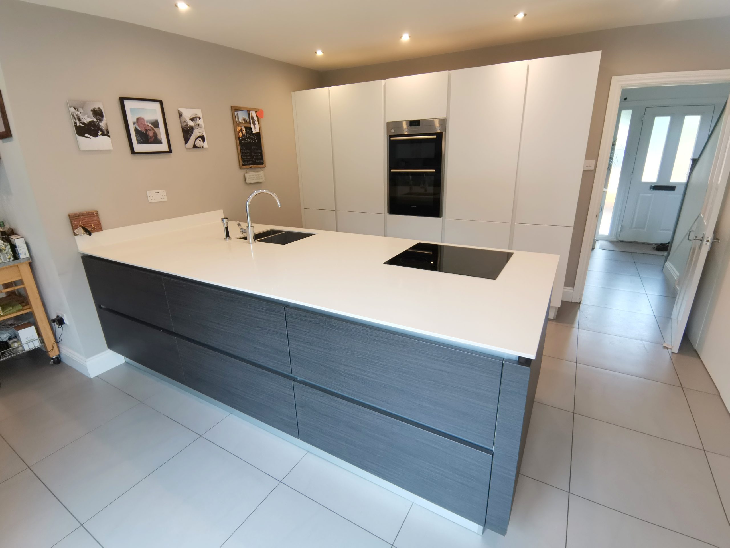 Cesar Kitchen With Island, Quartz Worktops and Appliances - Used - The ...