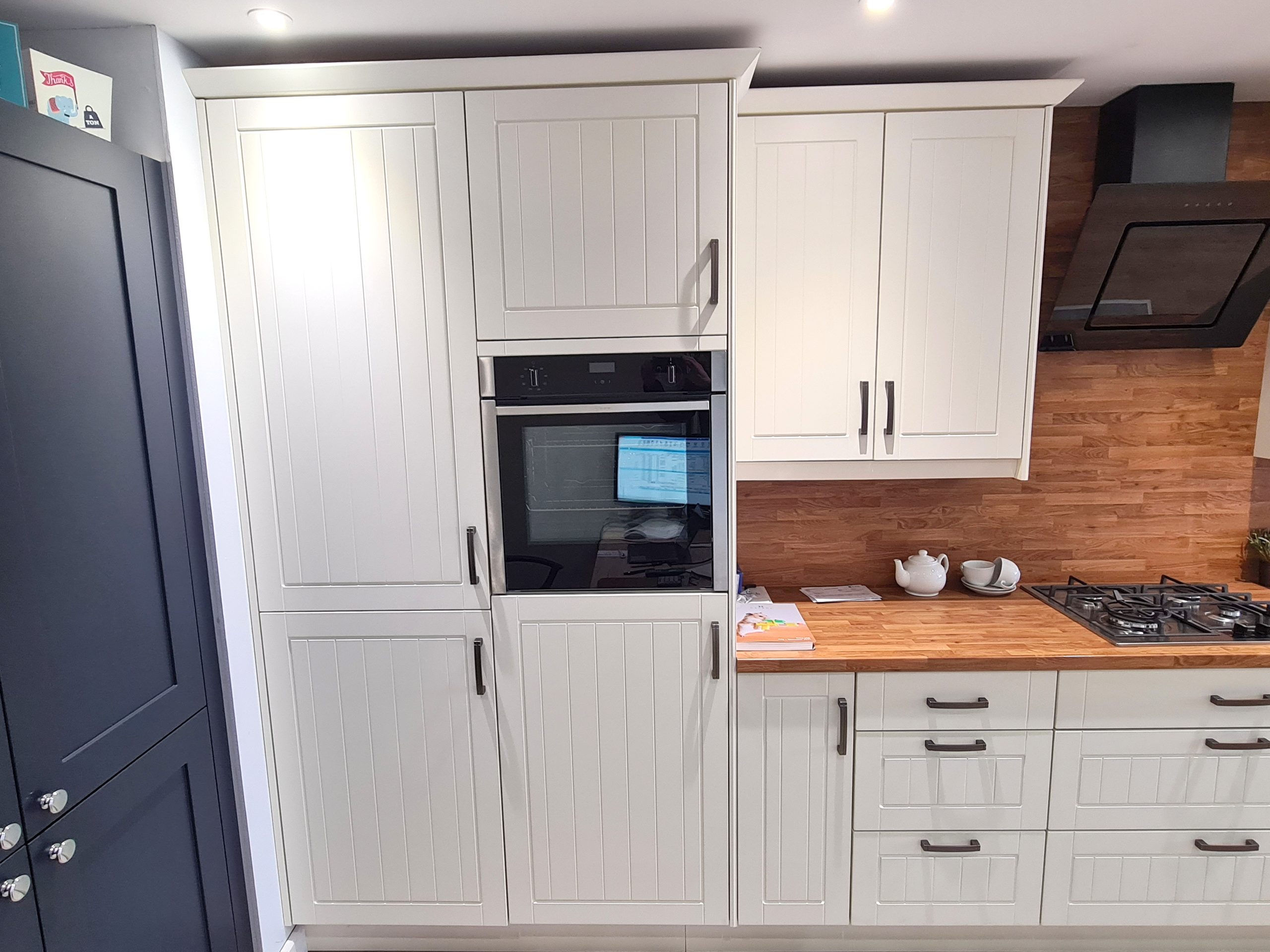 Ex Display Newport Ivory Kitchen With Worktops and Appliances - Used ...