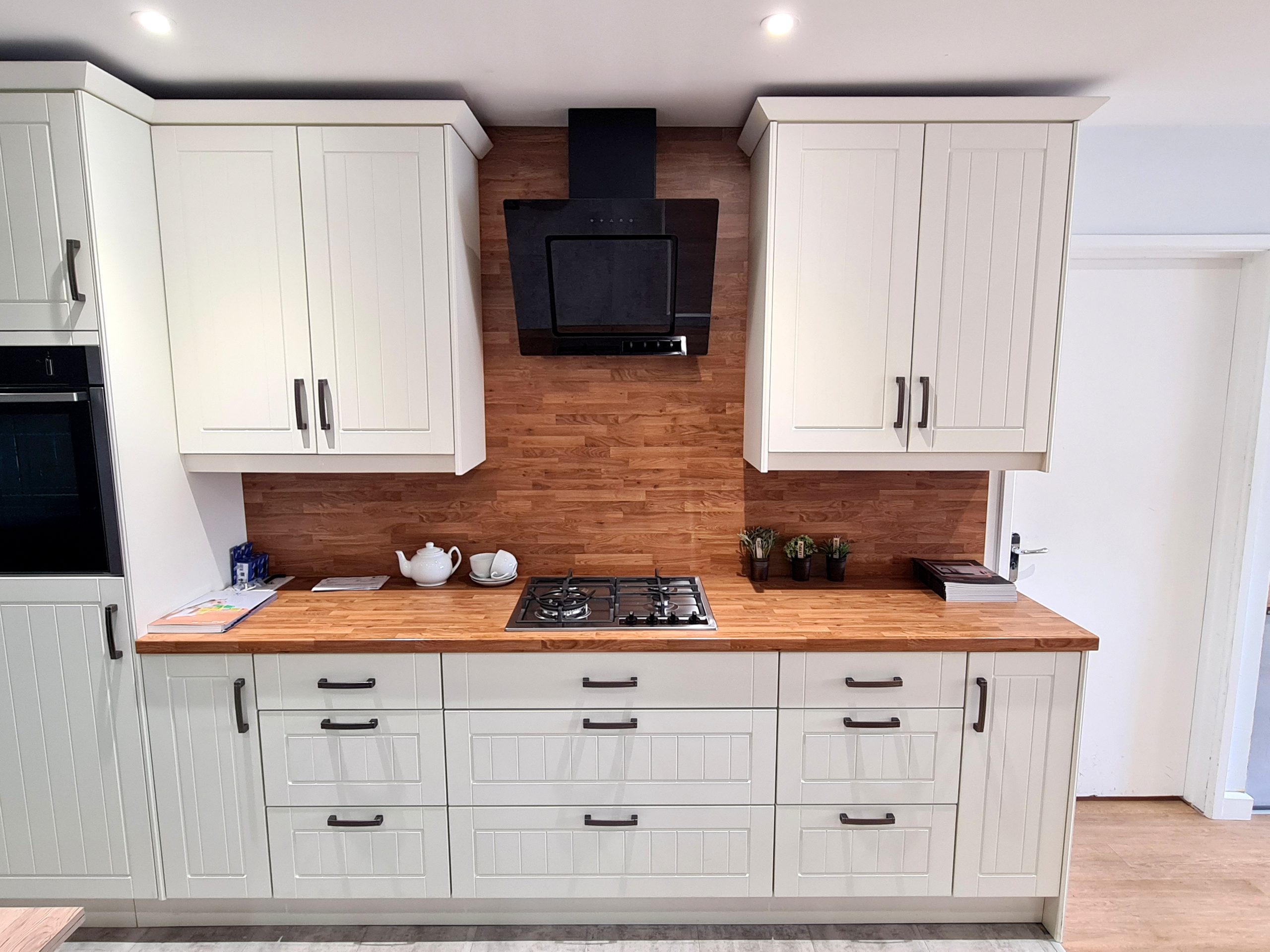 Ex Display Newport Ivory Kitchen With Worktops and Appliances - Used ...