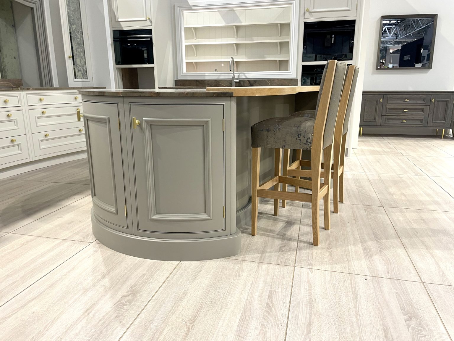 Ex Exhibition Bespoke Inframe Painted Kitchen, Island and Quartz ...