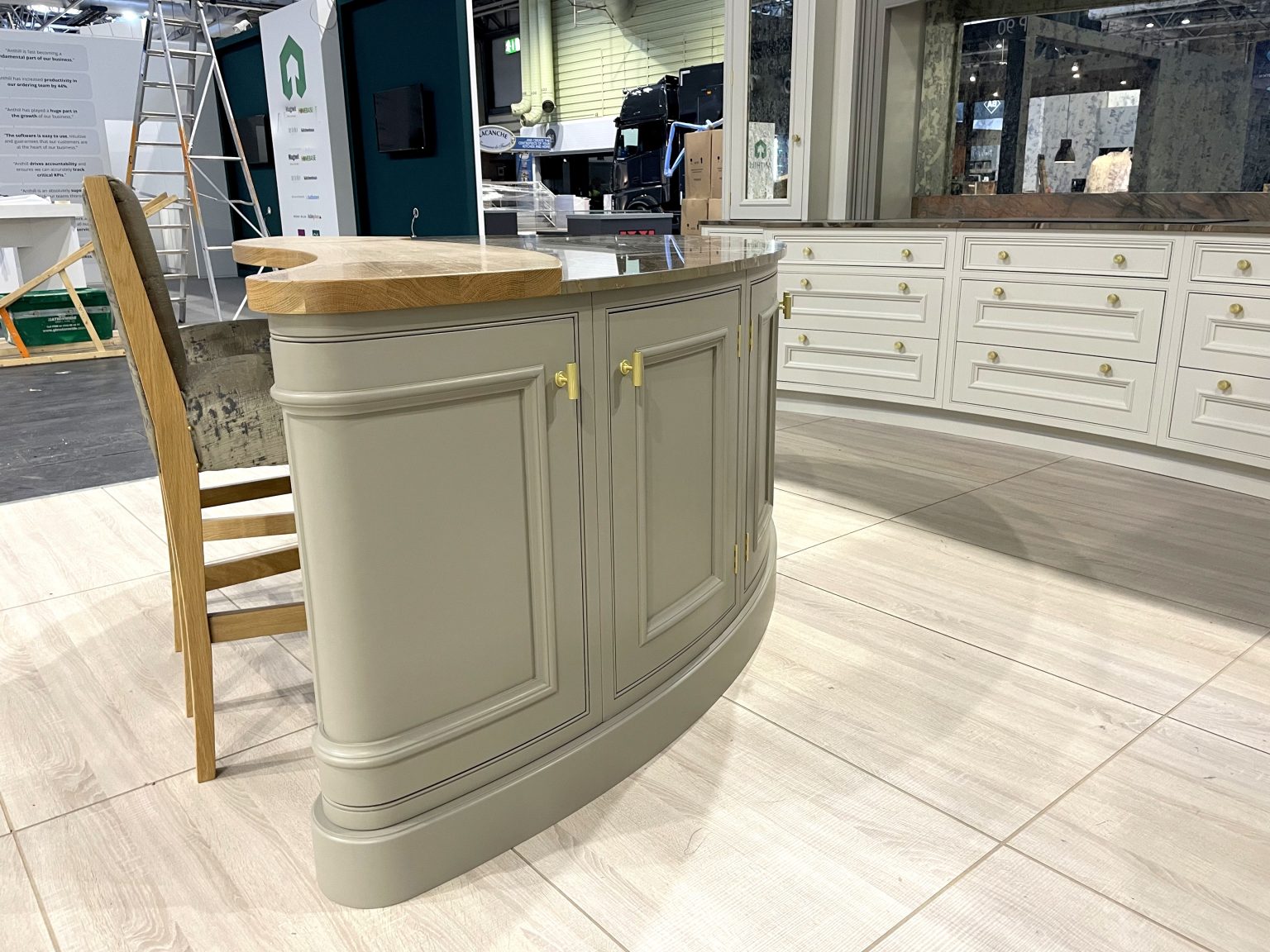 Ex Exhibition Bespoke Inframe Painted Kitchen, Island and Quartz ...