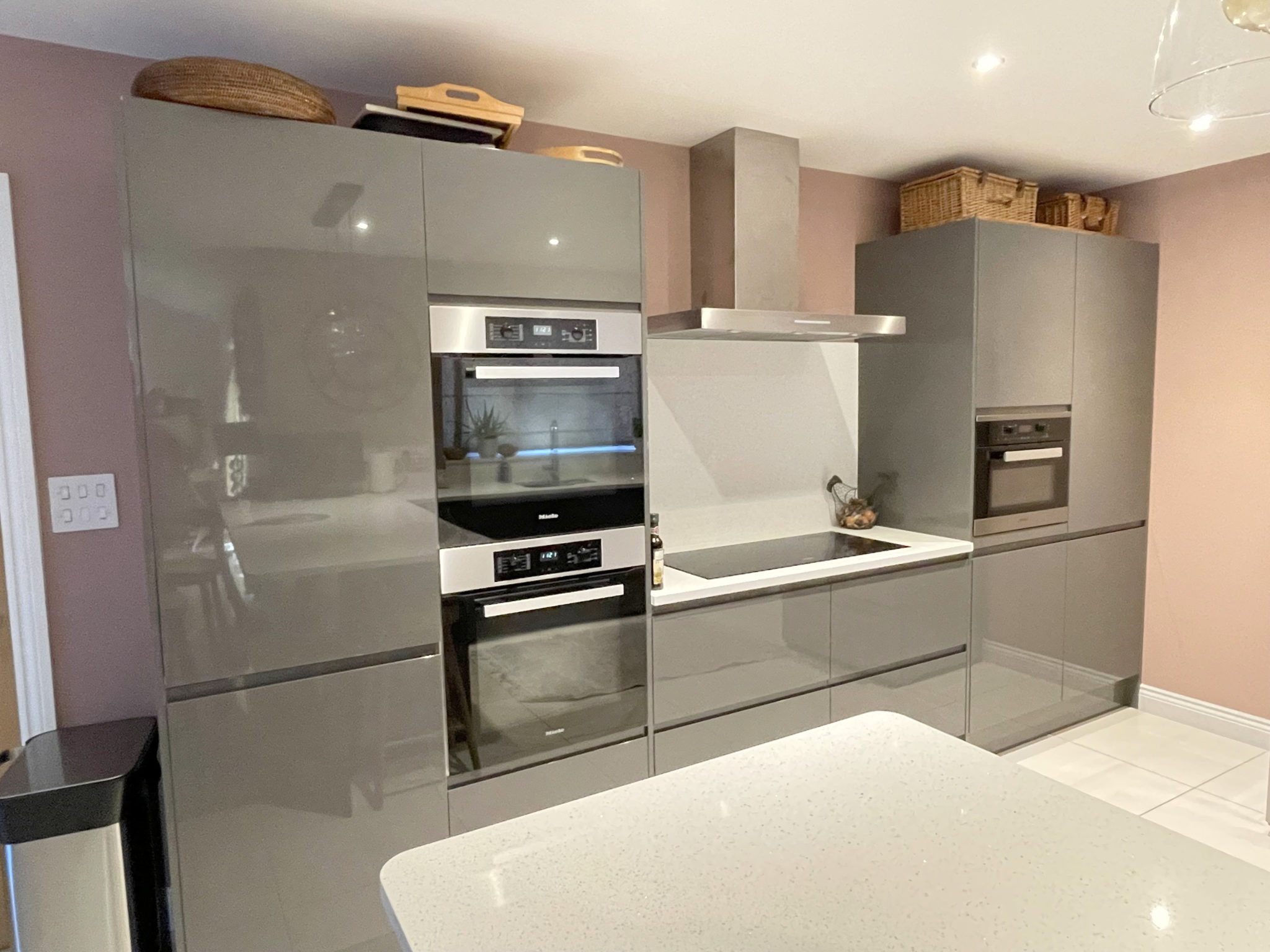 2 Year old Howdens Kitchen With Quartz Worktops and Appliances - The ...