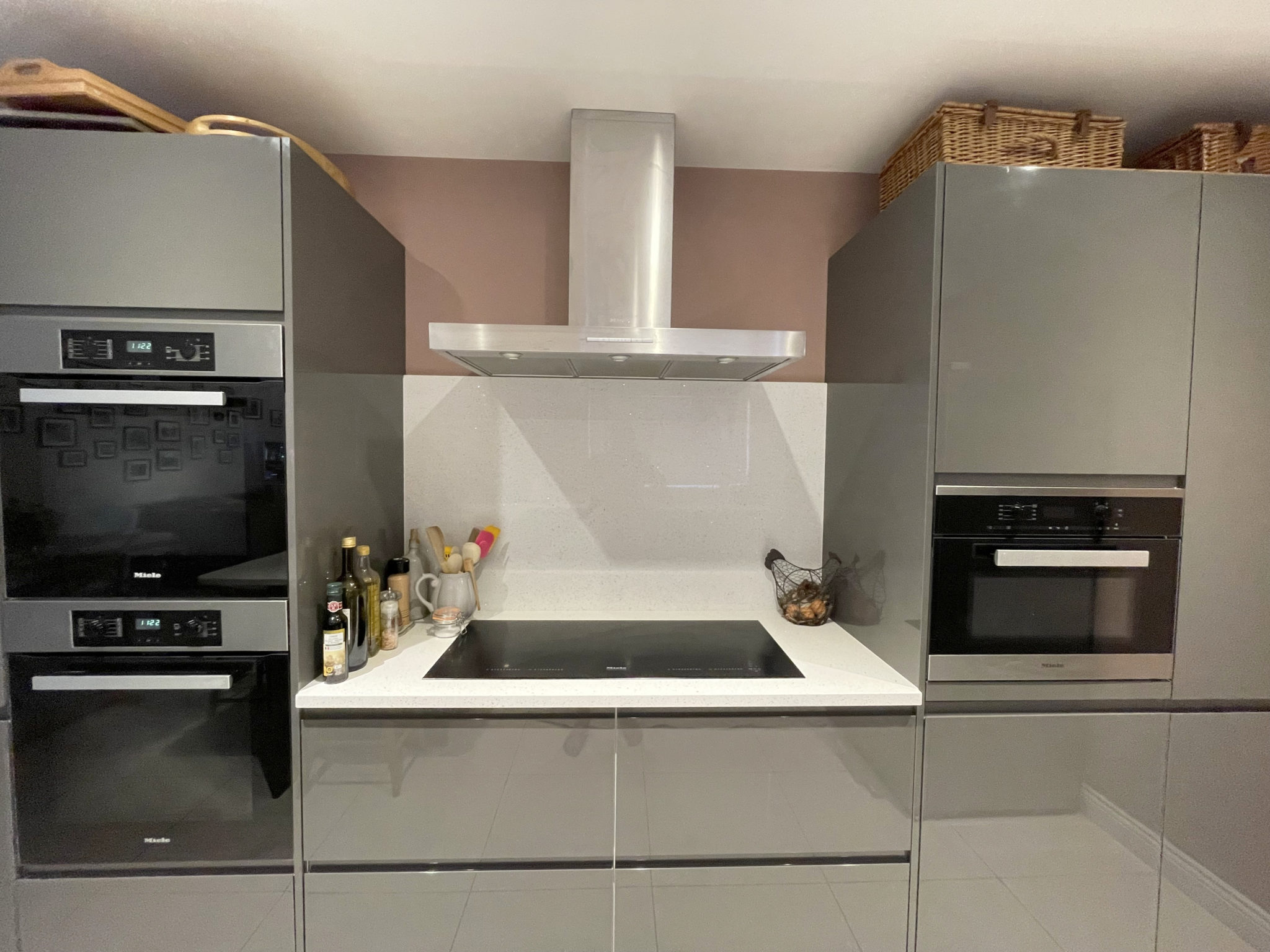 2 Year old Howdens Kitchen With Quartz Worktops and Appliances - The ...