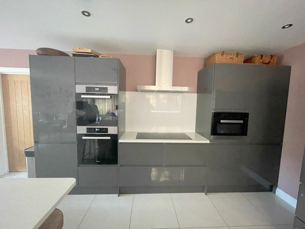 2 Year old Howdens Kitchen With Quartz Worktops and Appliances - The ...