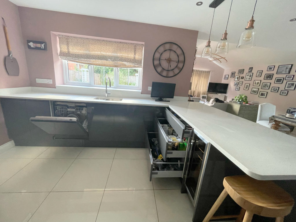 2 Year old Howdens Kitchen With Quartz Worktops and Appliances - The ...