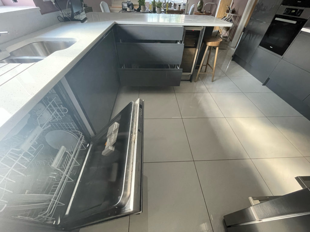 2 Year old Howdens Kitchen With Quartz Worktops and Appliances - The ...