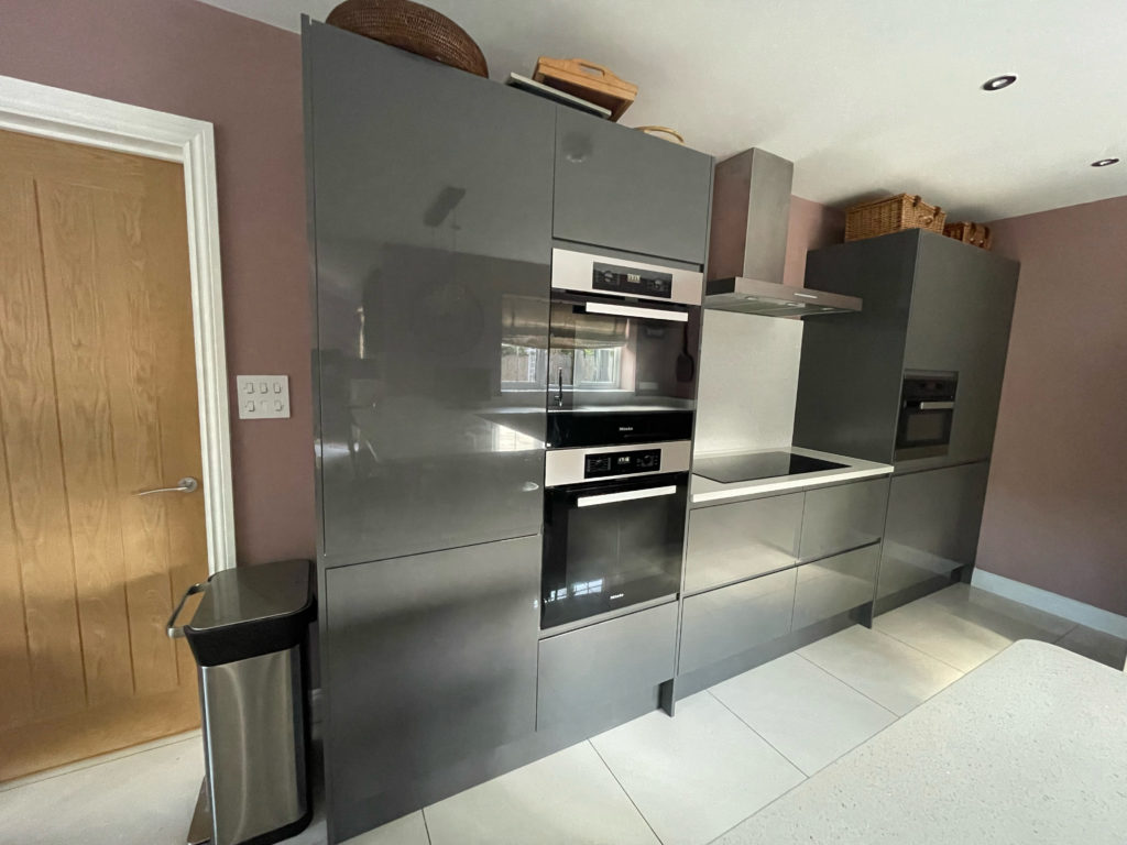 2 Year old Howdens Kitchen With Quartz Worktops and Appliances - The ...
