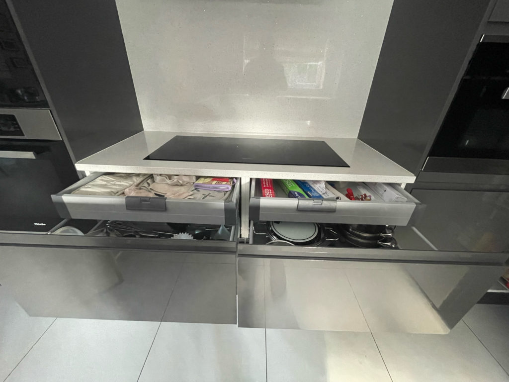 2 Year old Howdens Kitchen With Quartz Worktops and Appliances - The ...