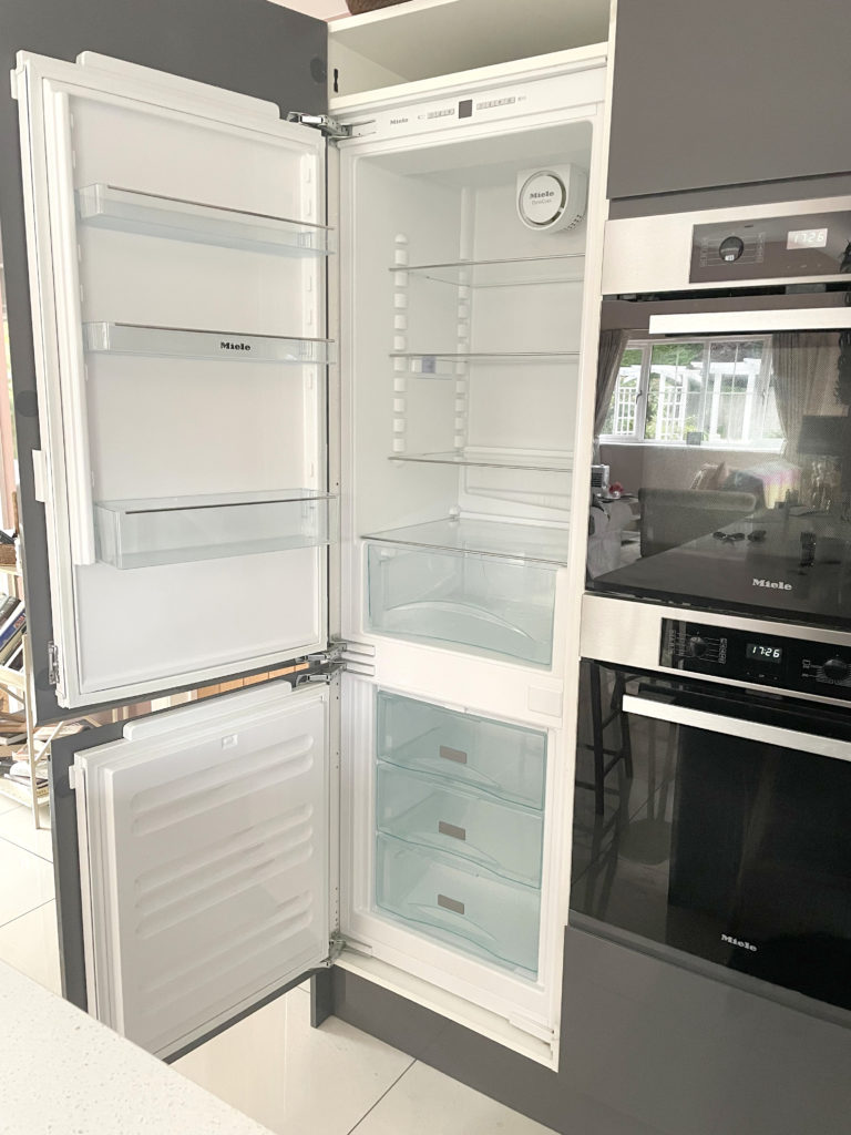 2 Year old Howdens Kitchen With Quartz Worktops and Appliances - The ...