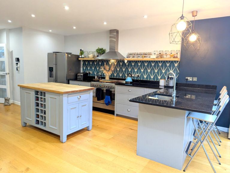 Neptune Kitchen With Breakfast Bar, Island and Appliances - Used ...