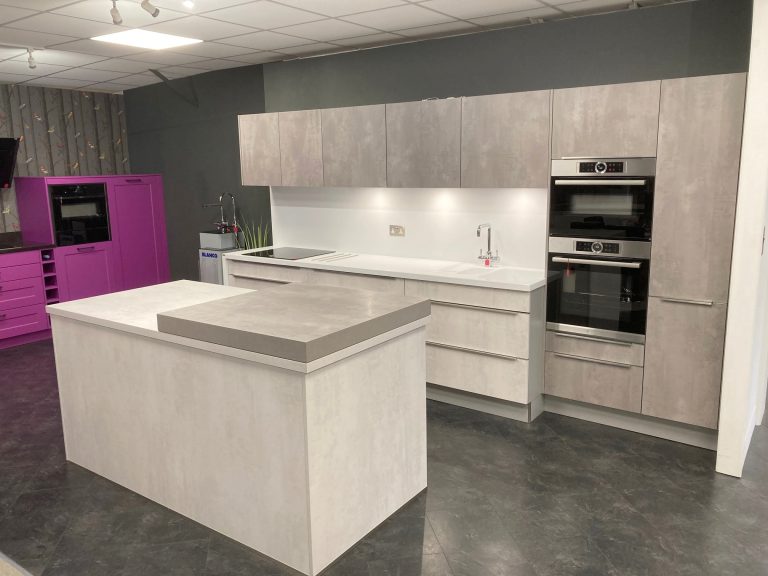 Ex Display Hacker Kitchen With Island, Moveable Breakfast Bar, Worktops ...