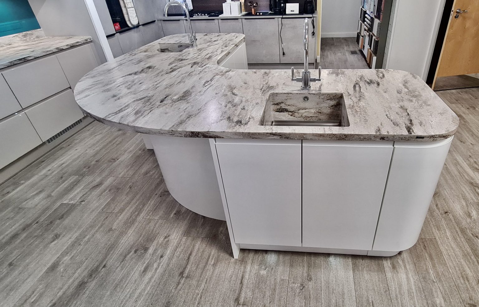 Ex Display Symphony New York Gloss Cashmere / Gloss White Kitchen with ...