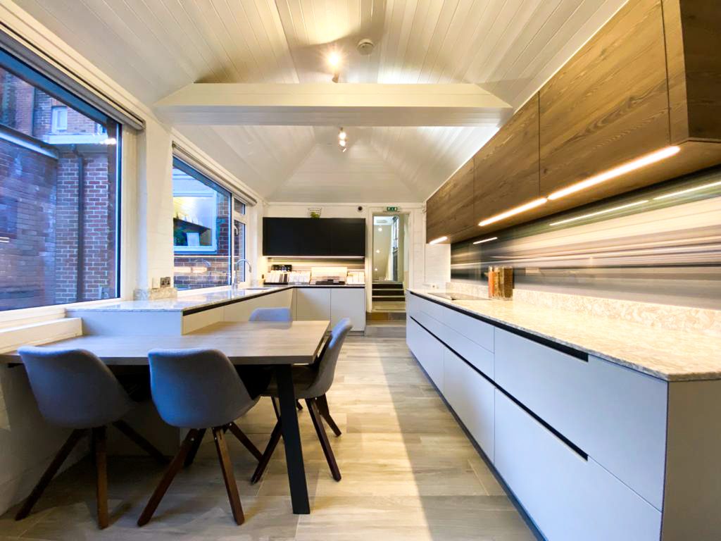 Ex Display Ewe Kitchen with Worktops, Breakfast Table and Appliances ...