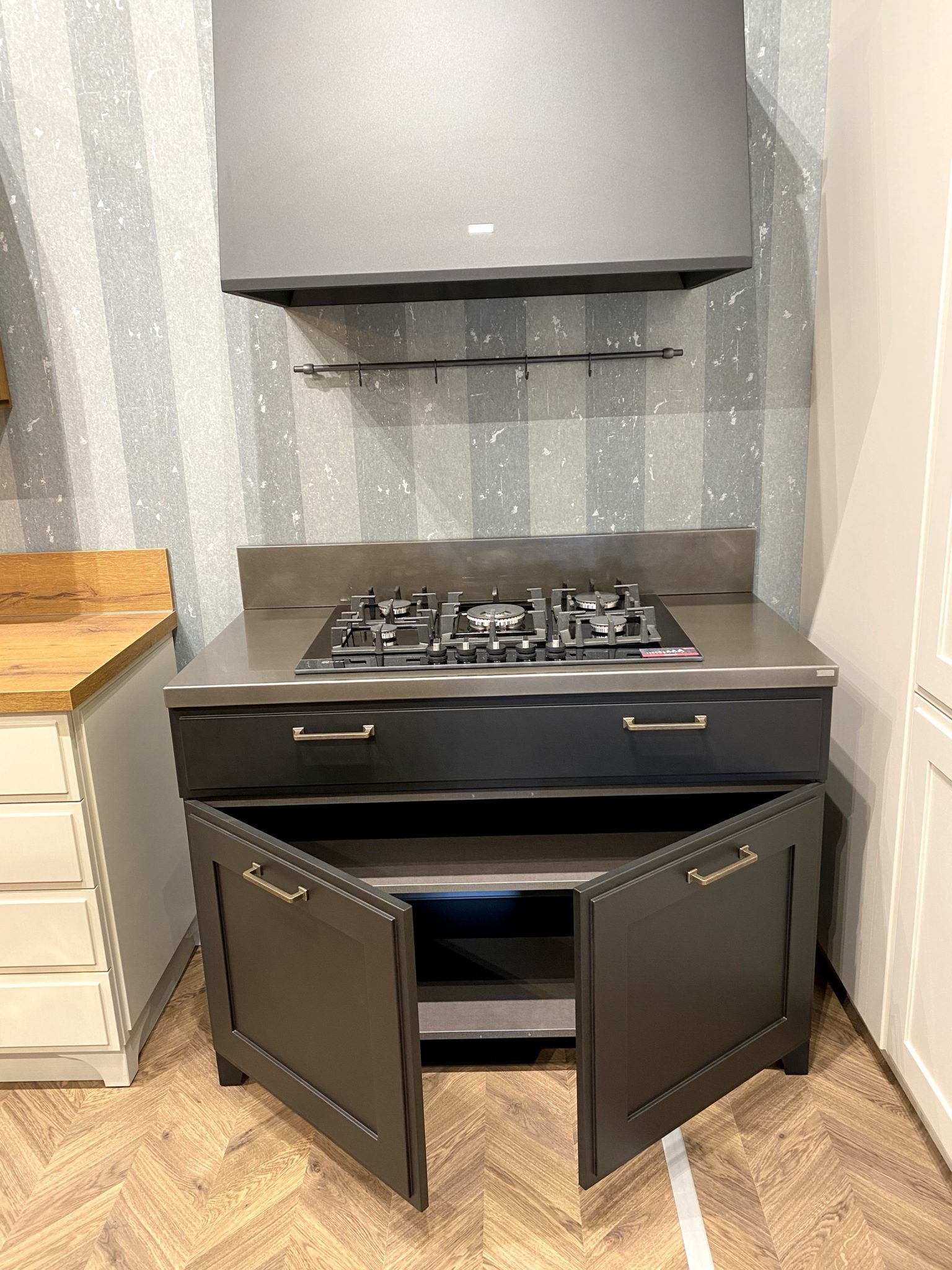 Ex Display Scavolini Favilla Kitchen with Worktops and Neff Appliances ...