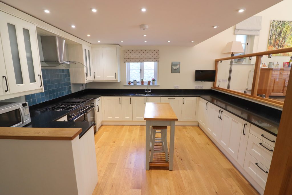 Wren Kitchen With Quartz Worktops and Appliances - Used - The Used ...
