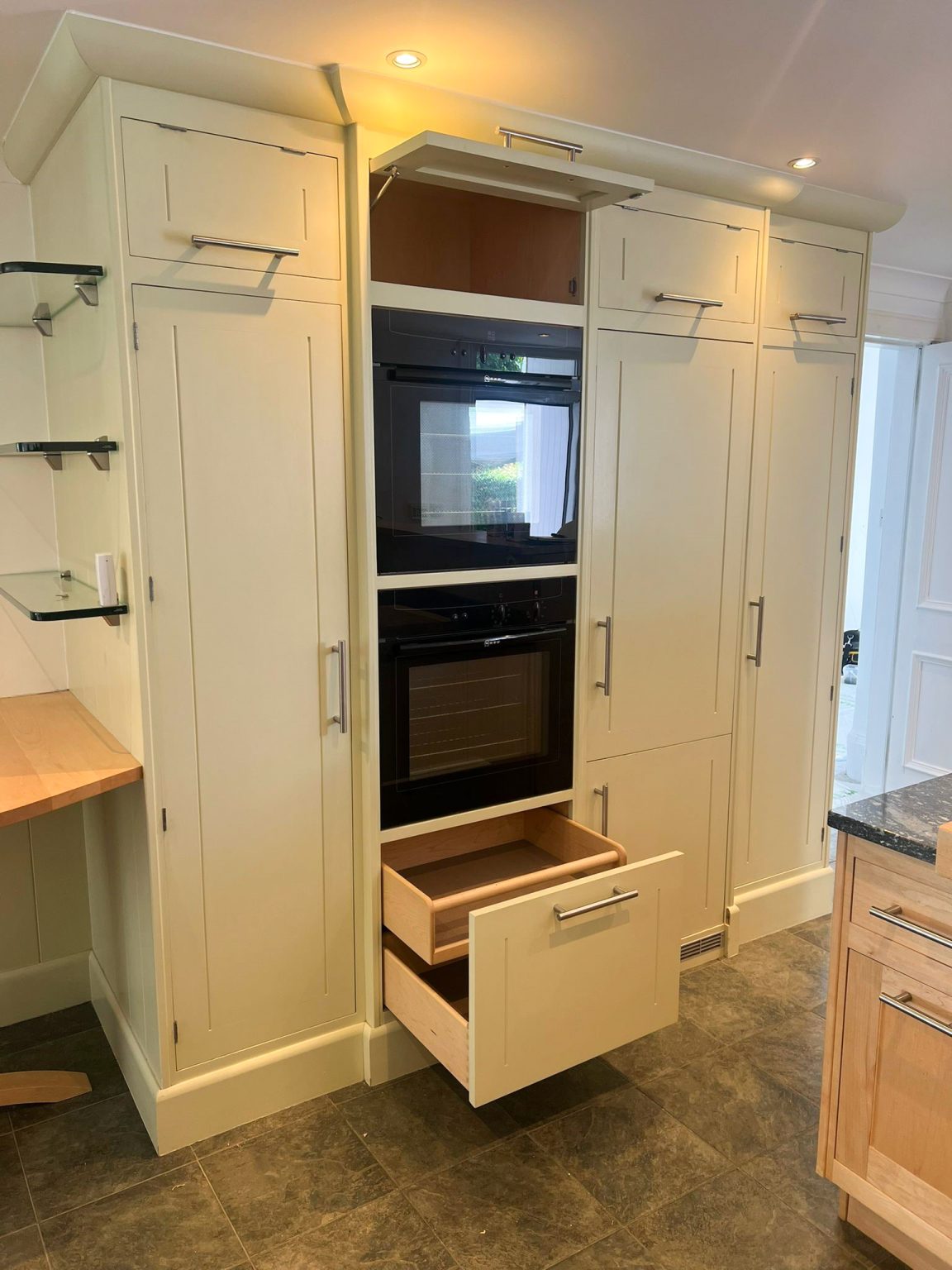 Smallbone Kitchen with Worktops | The Used Kitchen Company