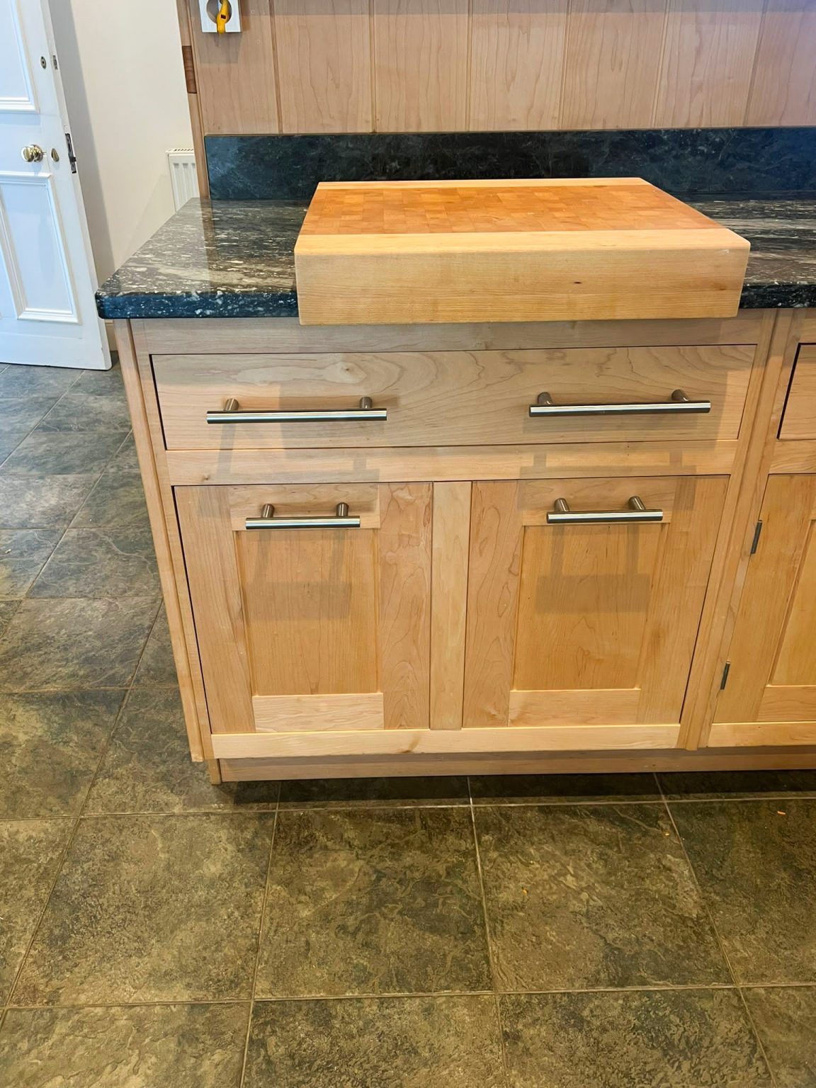 Smallbone Kitchen with Worktops | The Used Kitchen Company