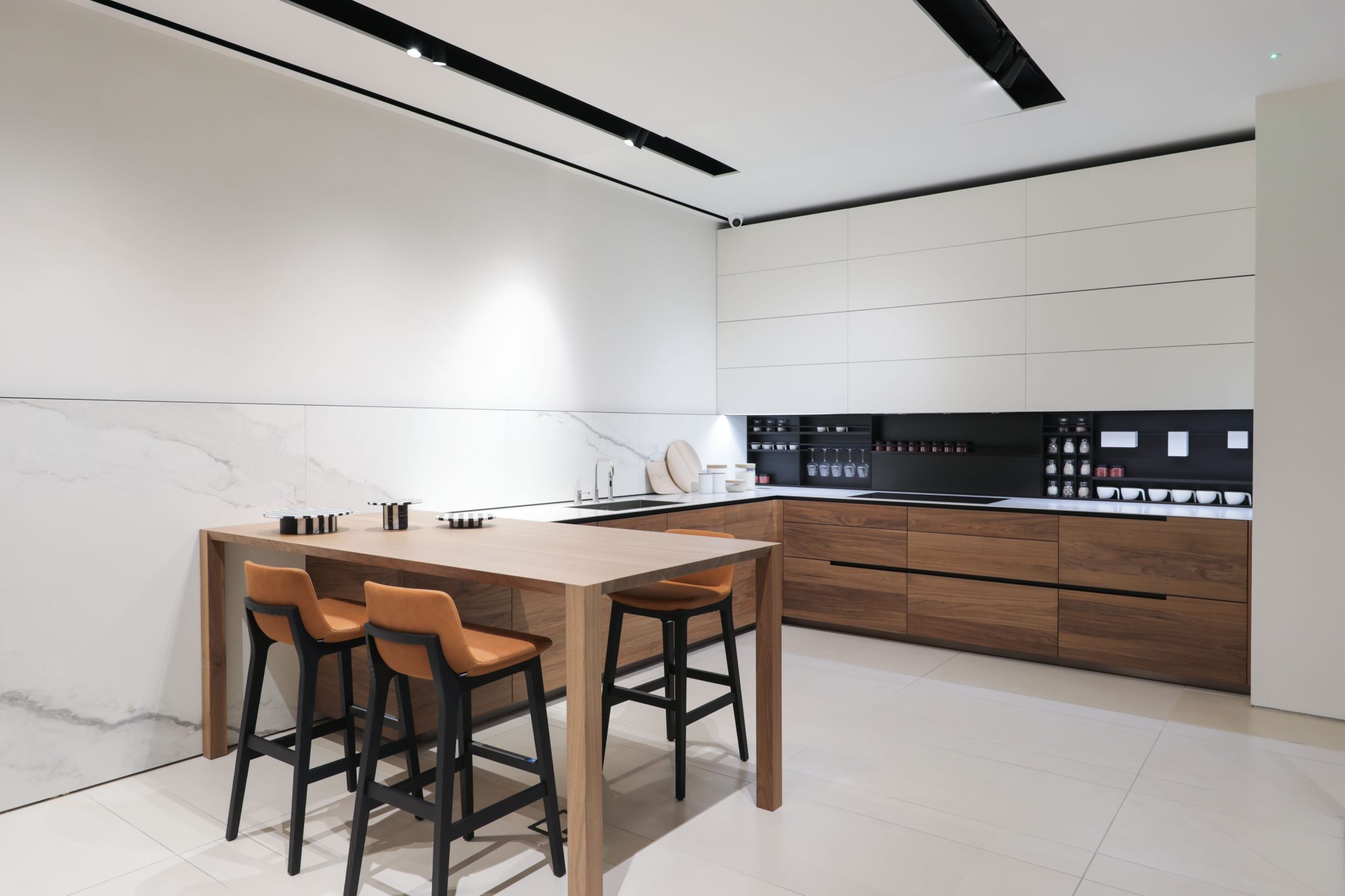 Ex Display Poliform Phoenix Kitchen With Breakfast Bar (Appliances ...