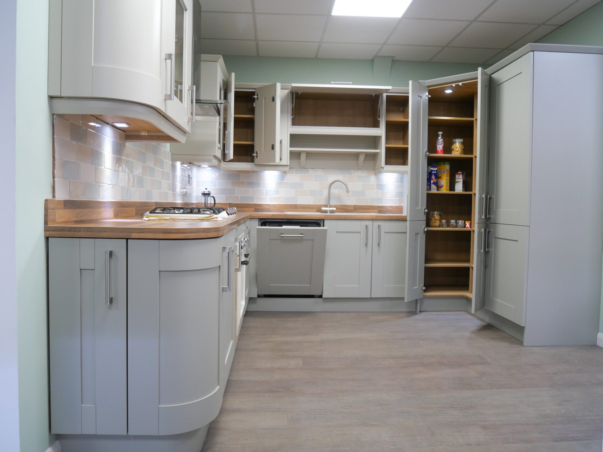 Ex Display Cranbrook Kitchen with Worktops - The Used Kitchen Company