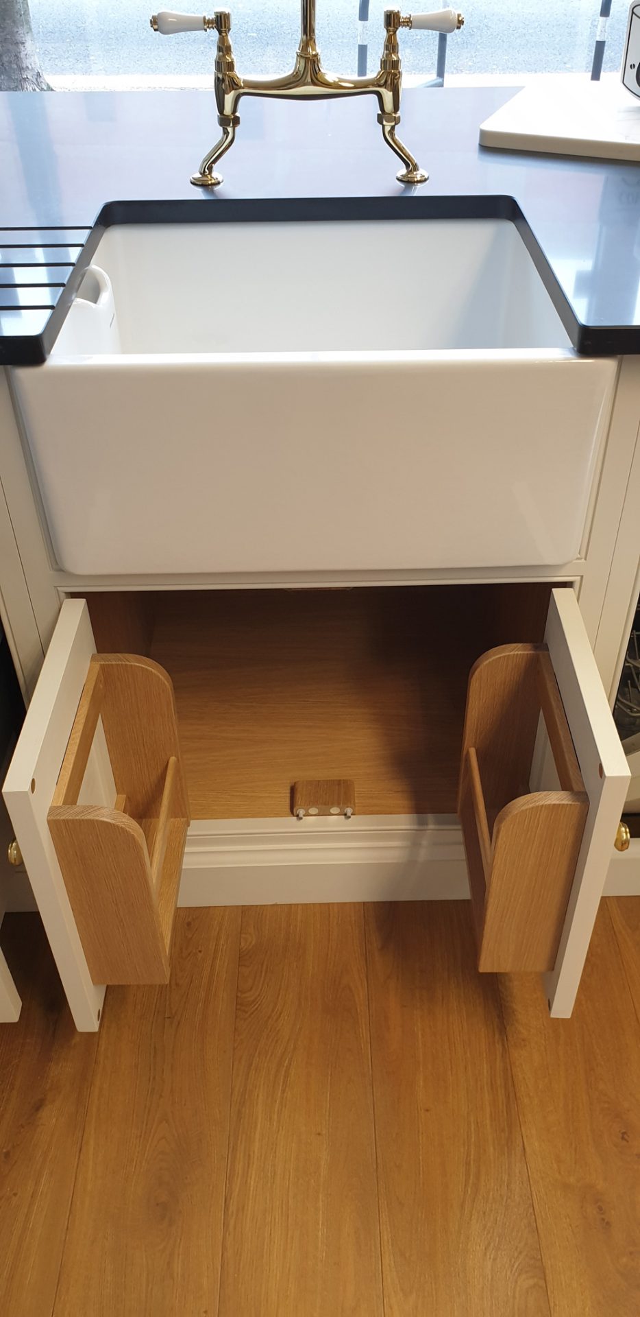 Ex Display Hand Painted White Beaded Inframe Shaker Kitchen - The Used ...