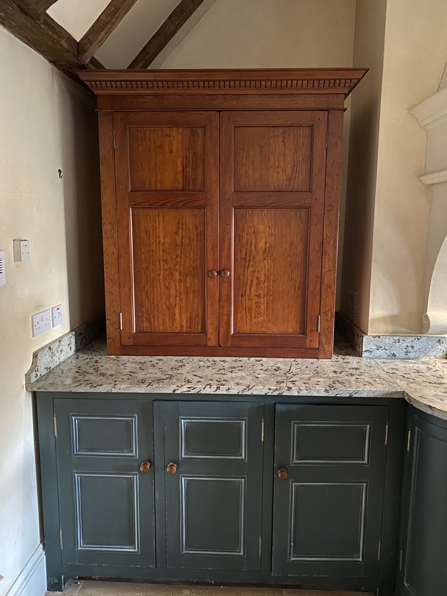 Chalon Kitchen with Island, Worktops and Housekeepers Cupboard - Used ...