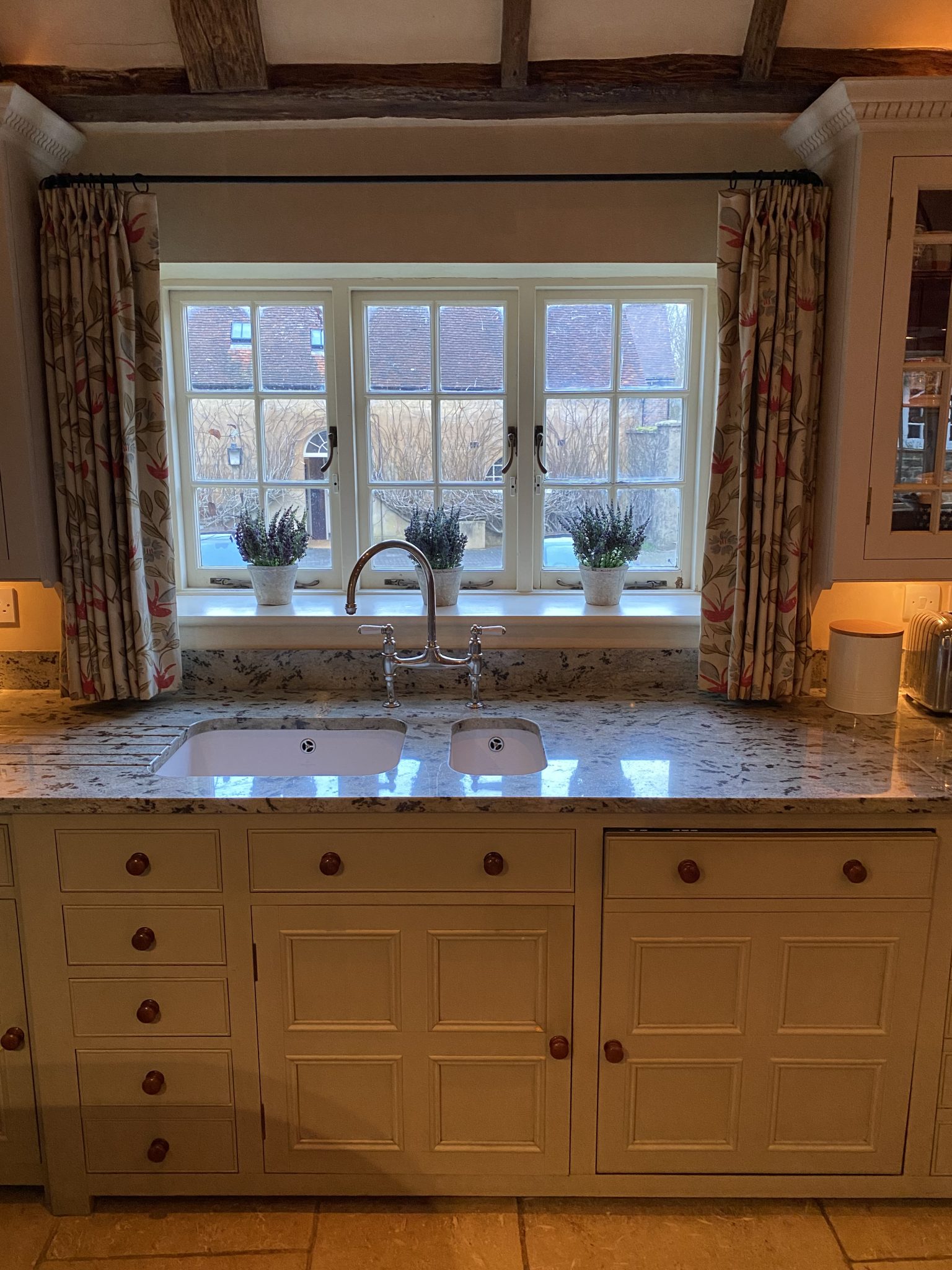 Chalon Kitchen with Island, Worktops and Housekeepers Cupboard - Used ...