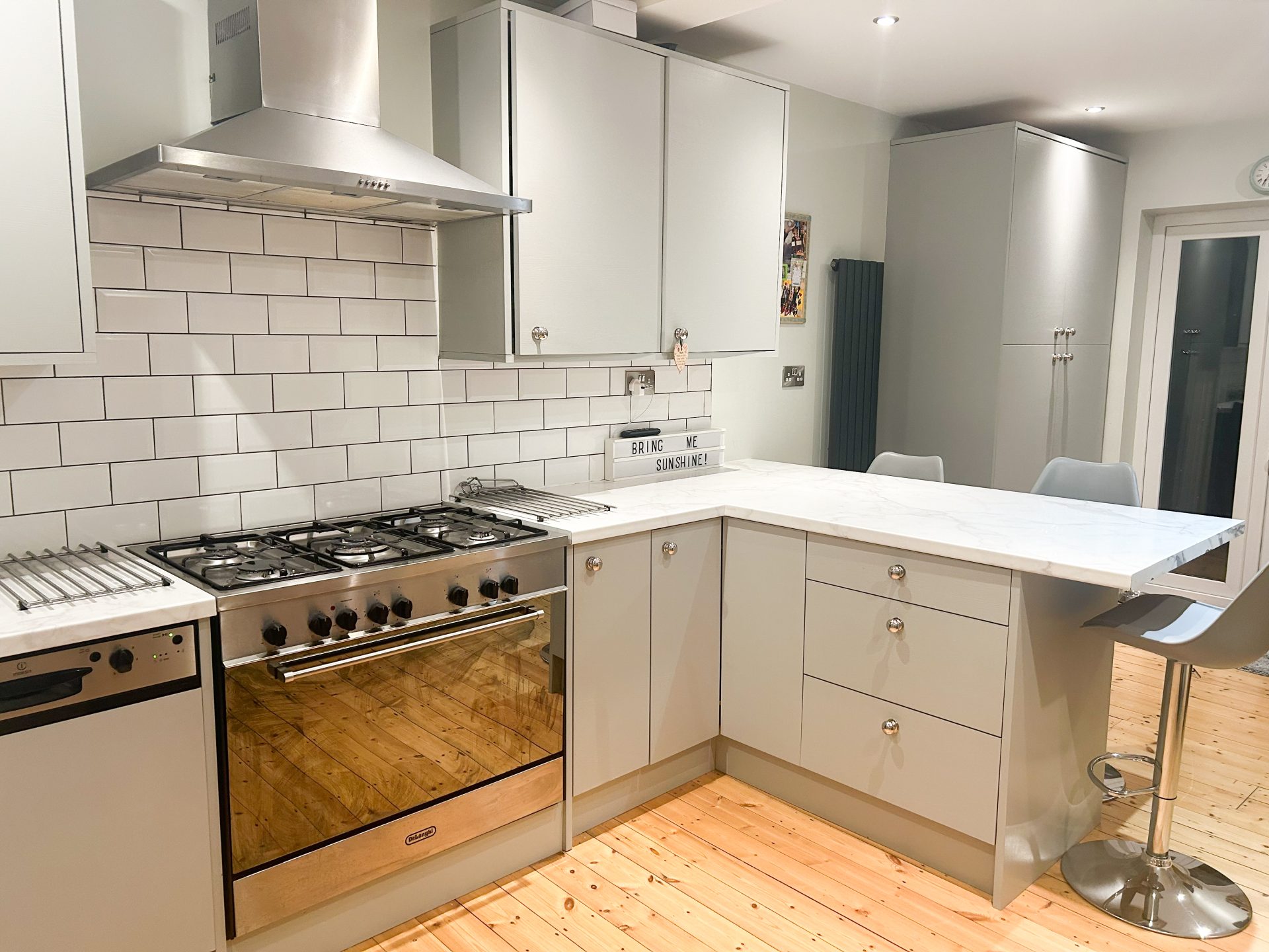 Hammonds Kitchen with Breakfast Bar, Worktops and Some Appliances ...