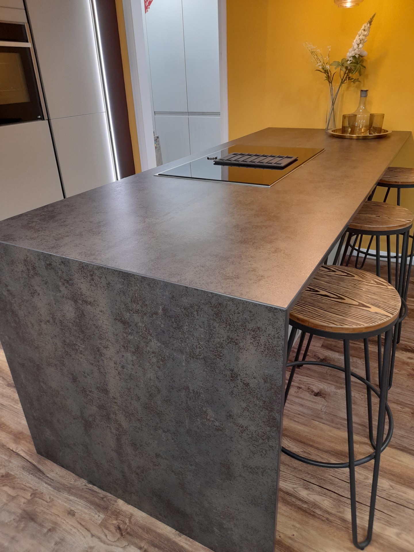 Ex Display Symphony Linear Avant Kitchen with Neolith Worktops and ...