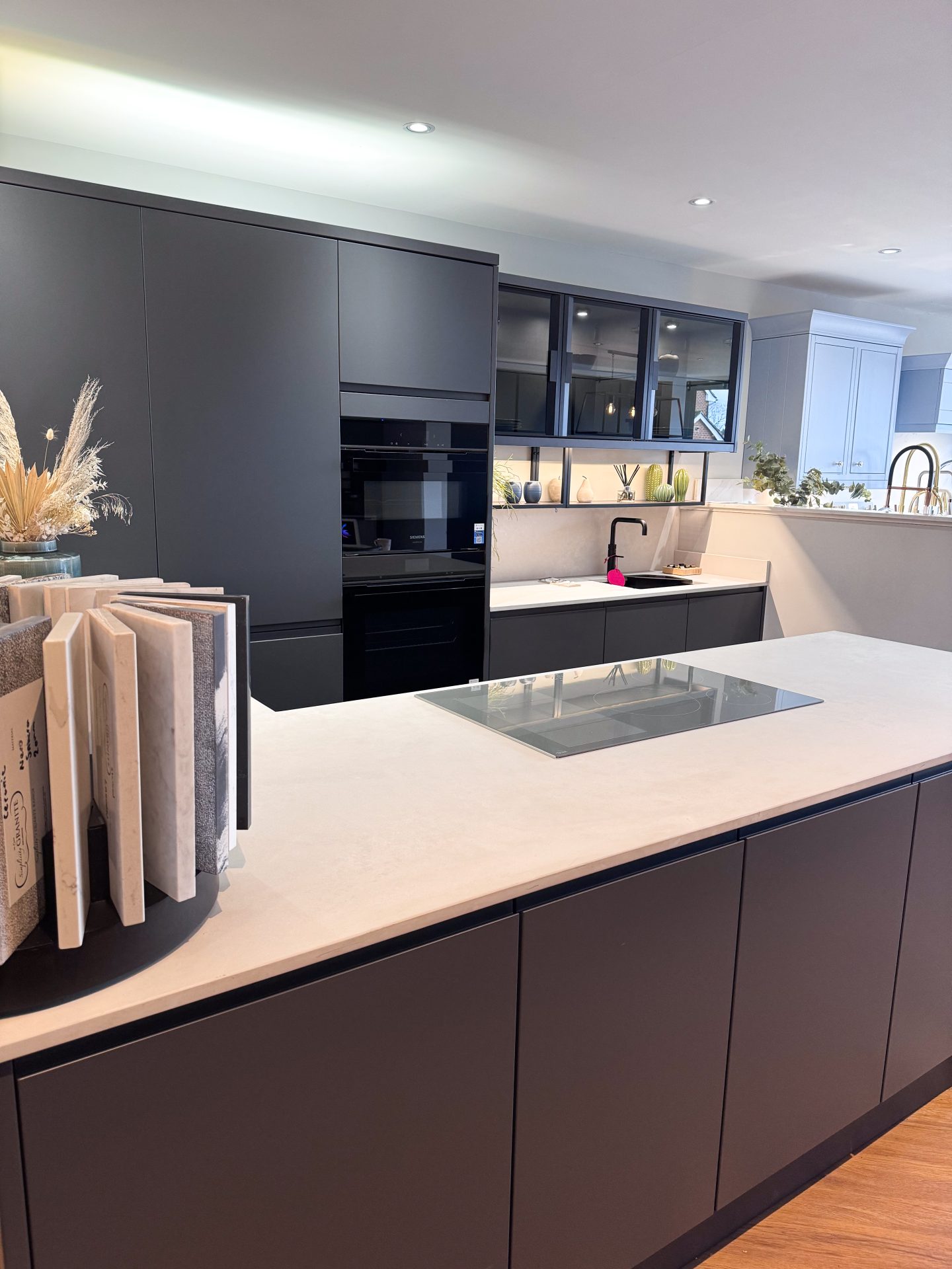 Ex Display Symphony New York Kitchen with Worktops and Appliances - The Used Kitchen Company