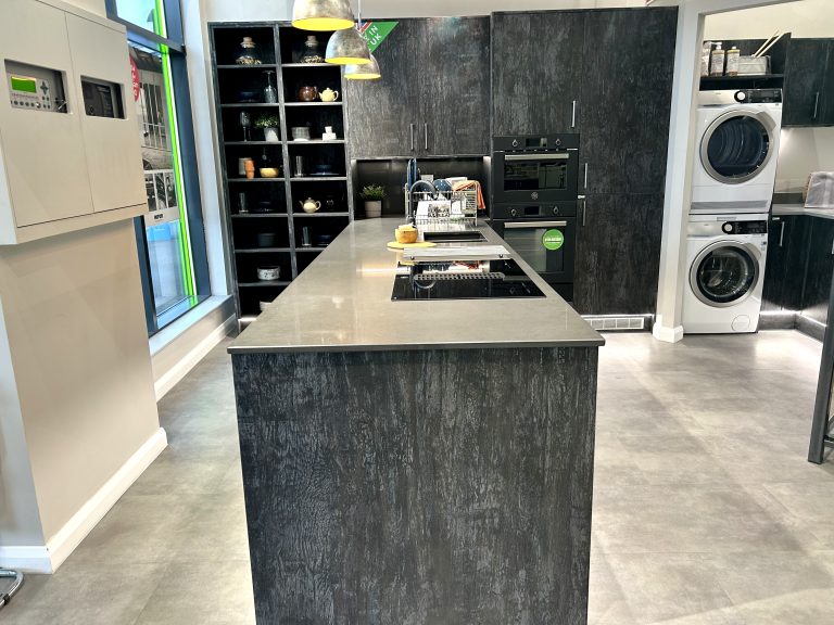 Ex Display Wren Kitchen with Large Peninsula, Utility Room and Quartz ...