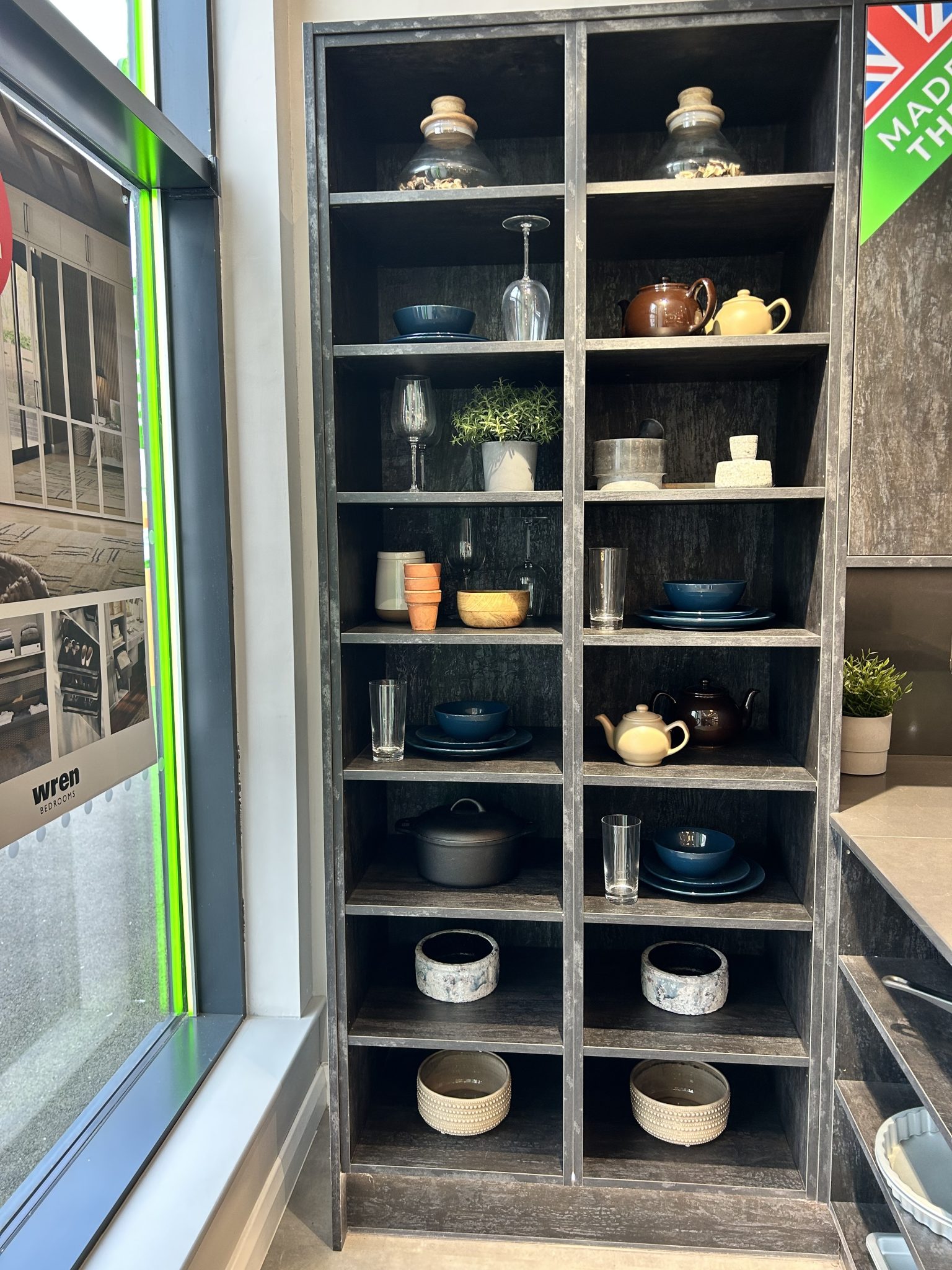 Ex Display Wren Kitchen with Large Peninsula, Utility Room and Quartz ...