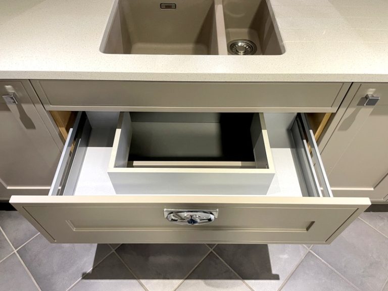 Ex Display Sheraton (Omega) Kitchen with Quartz Worktops - The Used ...