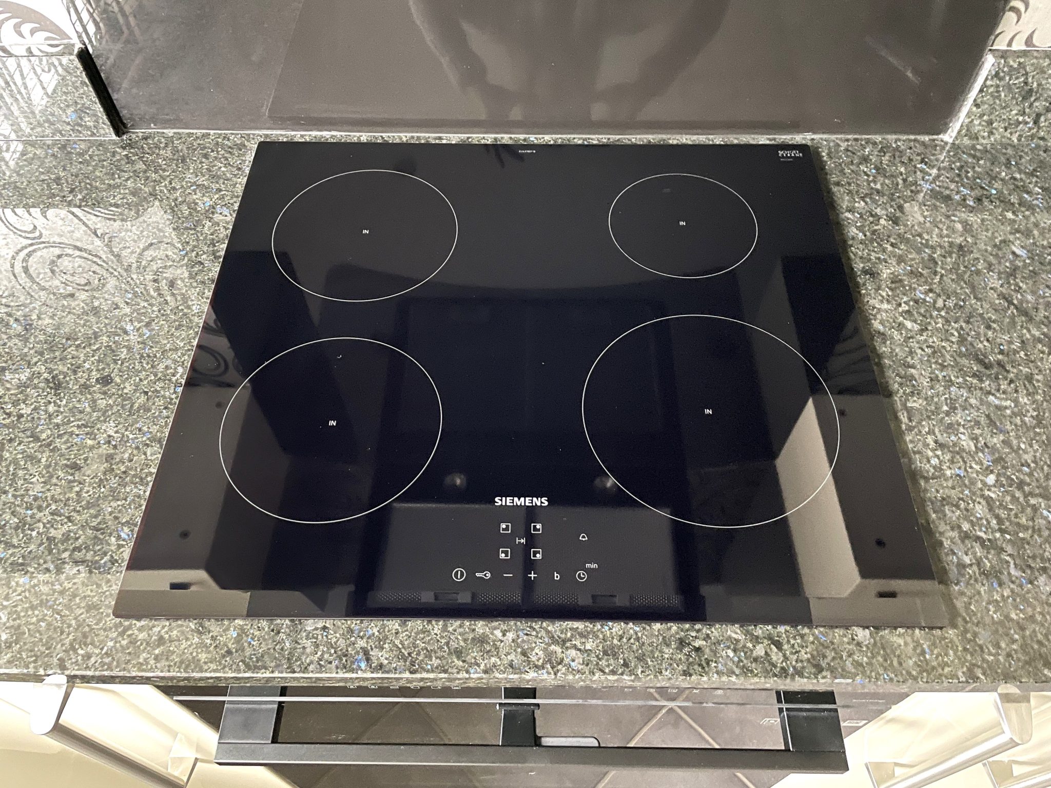 Ex Display Chippendale Kitchen with Granite Worktops and Some ...