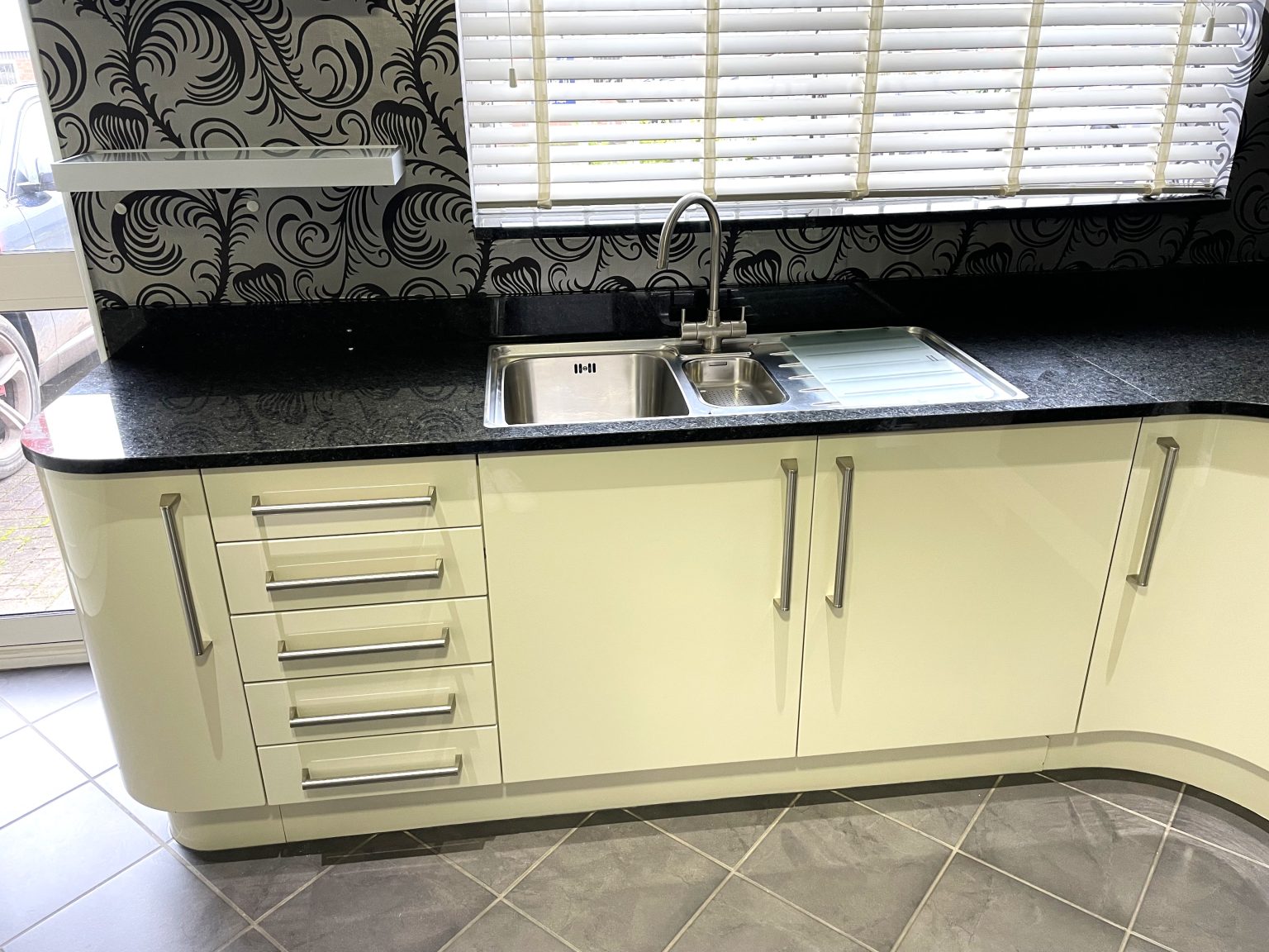 Ex Display Chippendale Kitchen with Granite Worktops and Some ...