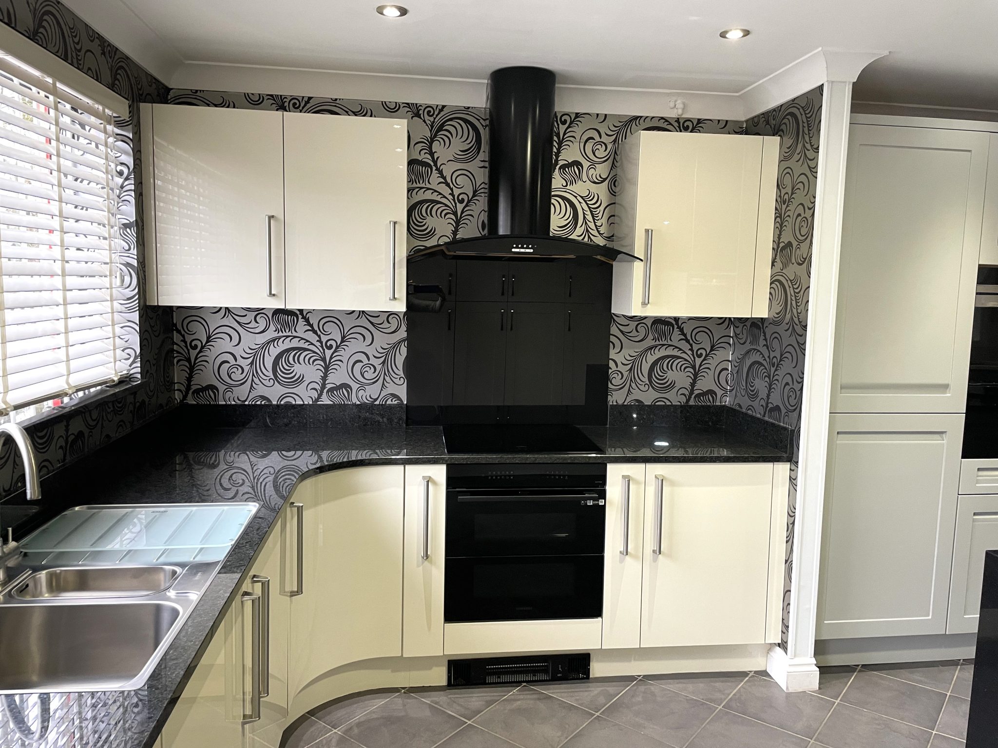 Ex Display Chippendale Kitchen with Granite Worktops and Some ...
