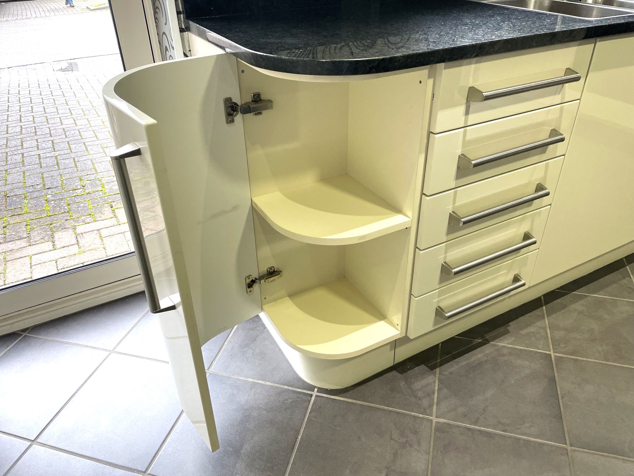 Ex Display Chippendale Kitchen with Granite Worktops and Some ...