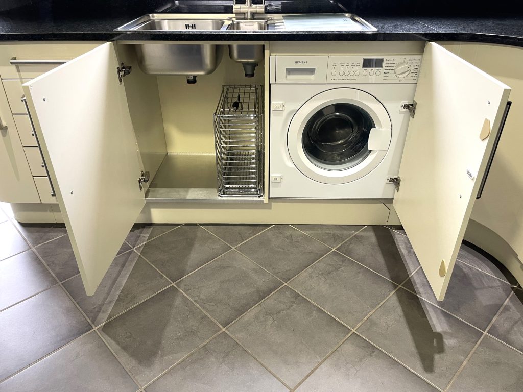 Ex Display Chippendale Kitchen with Granite Worktops and Some ...