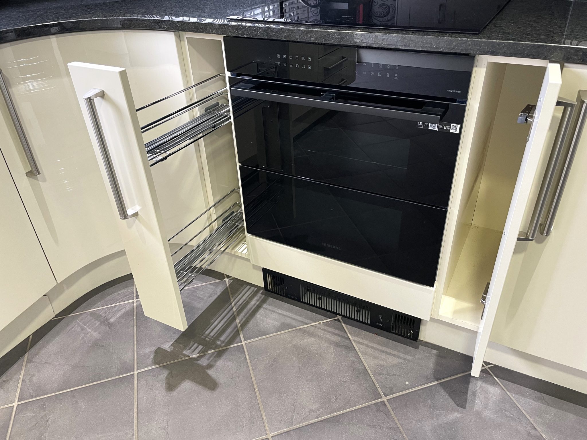 Ex Display Chippendale Kitchen with Granite Worktops and Some ...