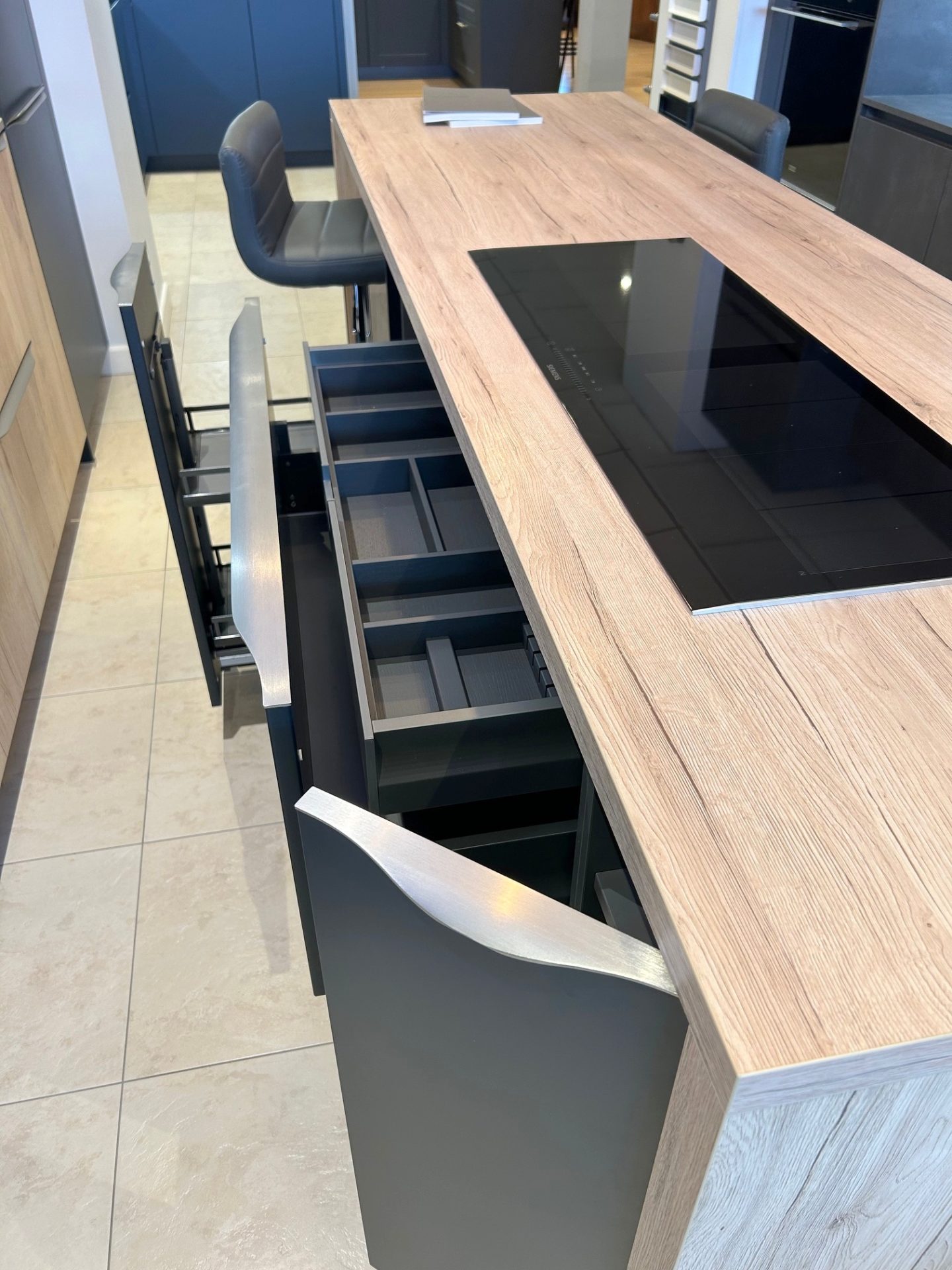 Ex Display Hacker Kitchen With Quartz Worktops and Appliances - The ...