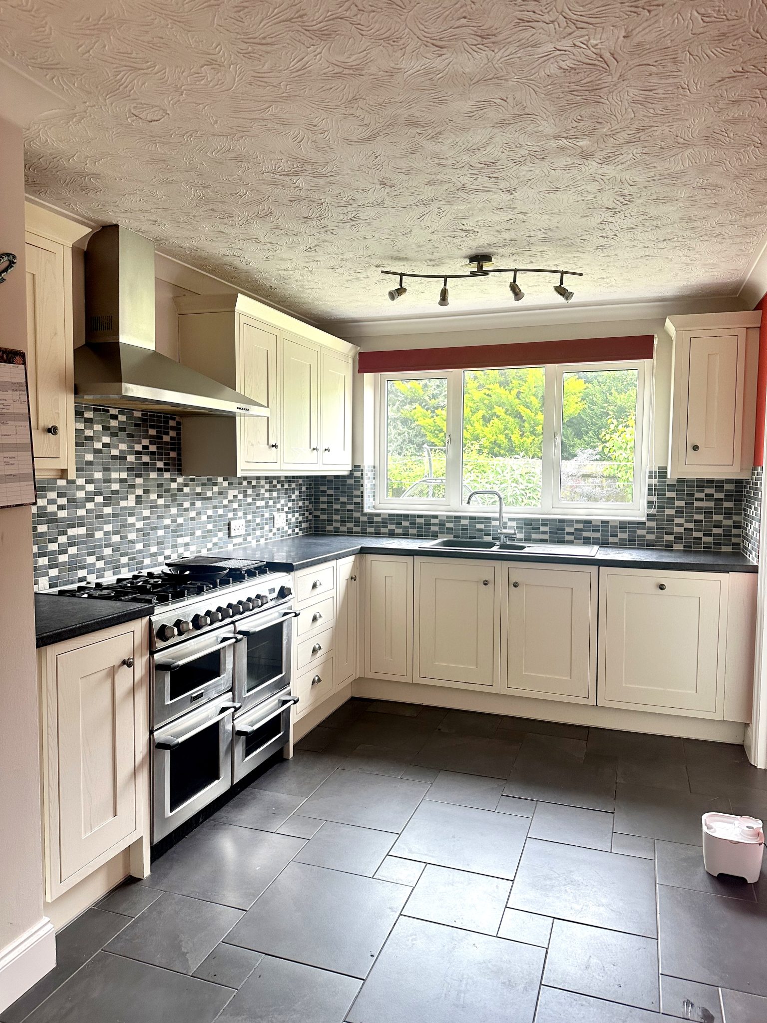 Howdens Kitchen with Worktops | The Used Kitchen Comapny