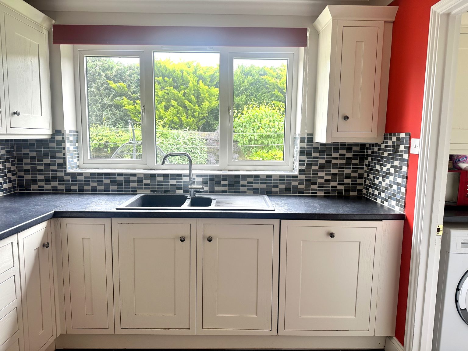 Howdens Kitchen with Worktops | The Used Kitchen Comapny