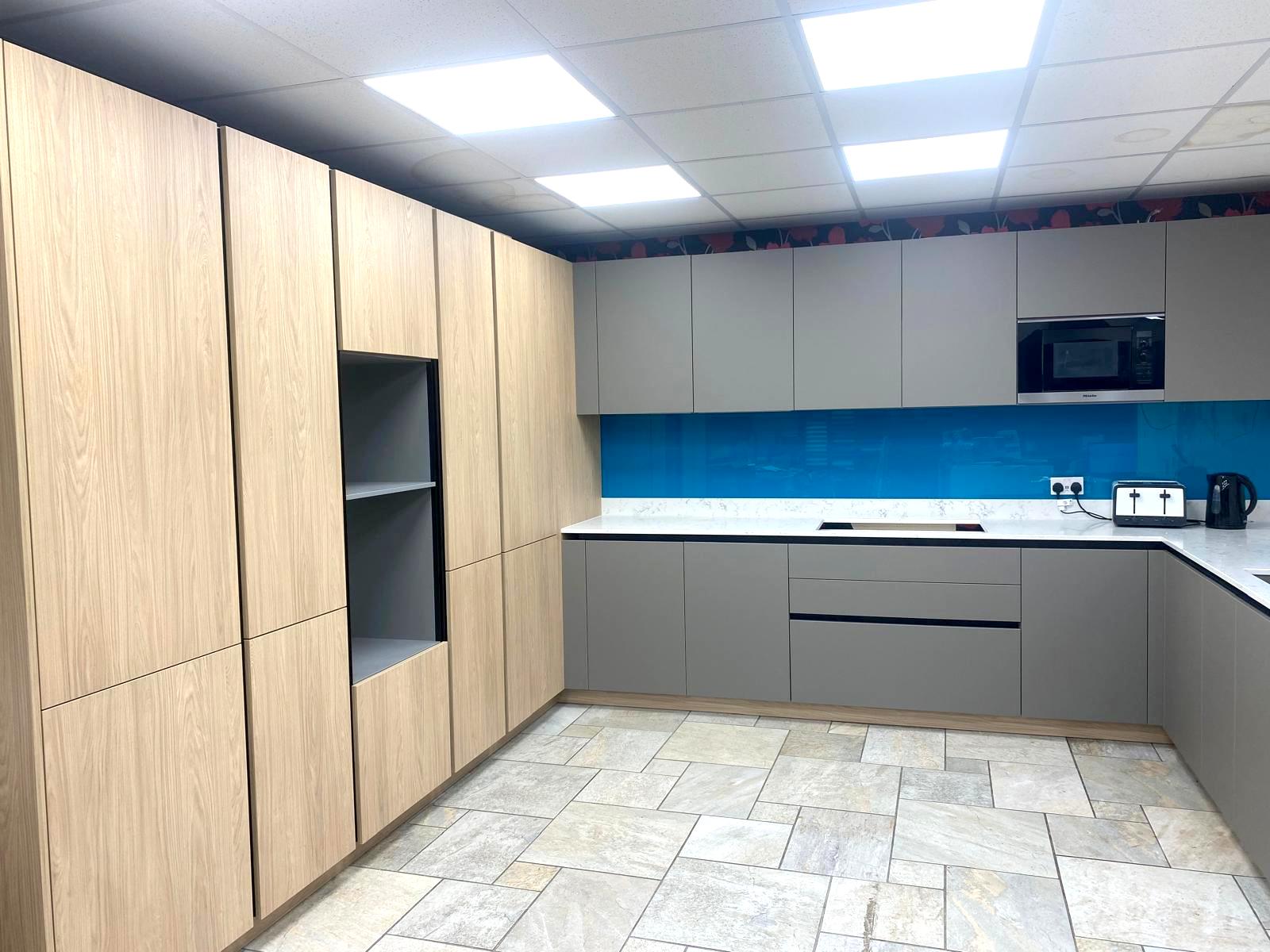 Ex Display Brigitte Handleless Kitchen with Quartz Worktops and Some ...